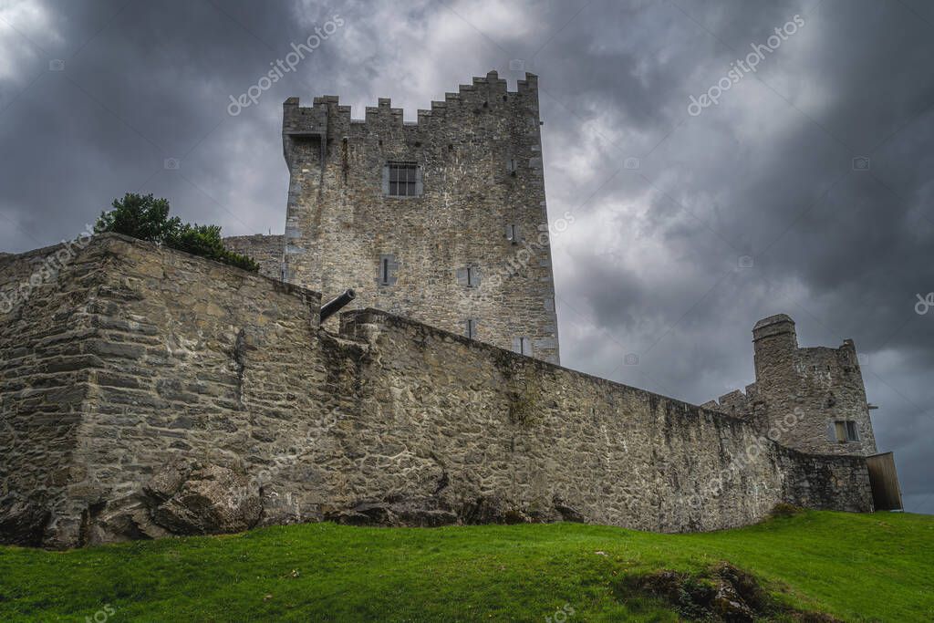 Ca n que sobresale del muro de fortificaci n del castillo de Ross del ...