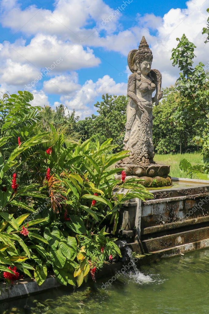 Dewi Sri o Shridevi la diosa del arroz. Figura de piedra de una diosa ...