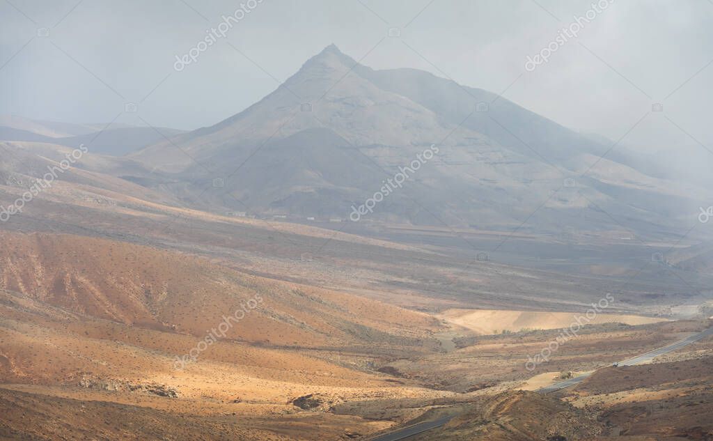 Vista del paisaje de montaña desde el mirador astronómico Sicasumbre ...