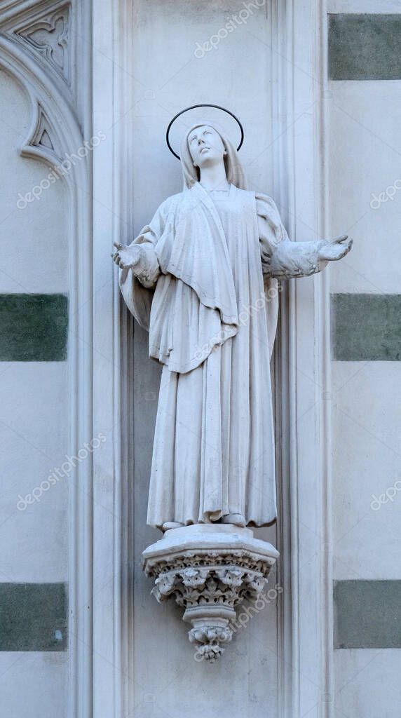 Estatua de Santa Margarita María Alacoque en la fachada de la iglesia ...