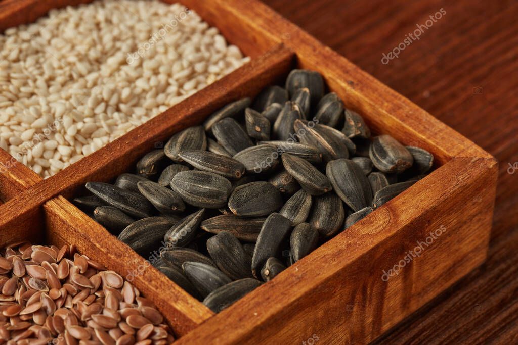 Varias variedades de frutos secos y semillas secas que yacen en caja de ...