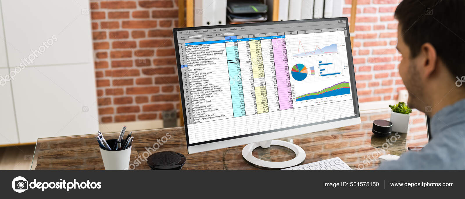 Analista Datos Usando Gráficos Gráficos Computadora — Foto de stock #501575150 © PantherMediaSeller