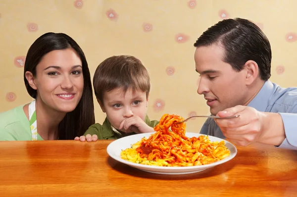 Niños Alimentando A Los Pobres