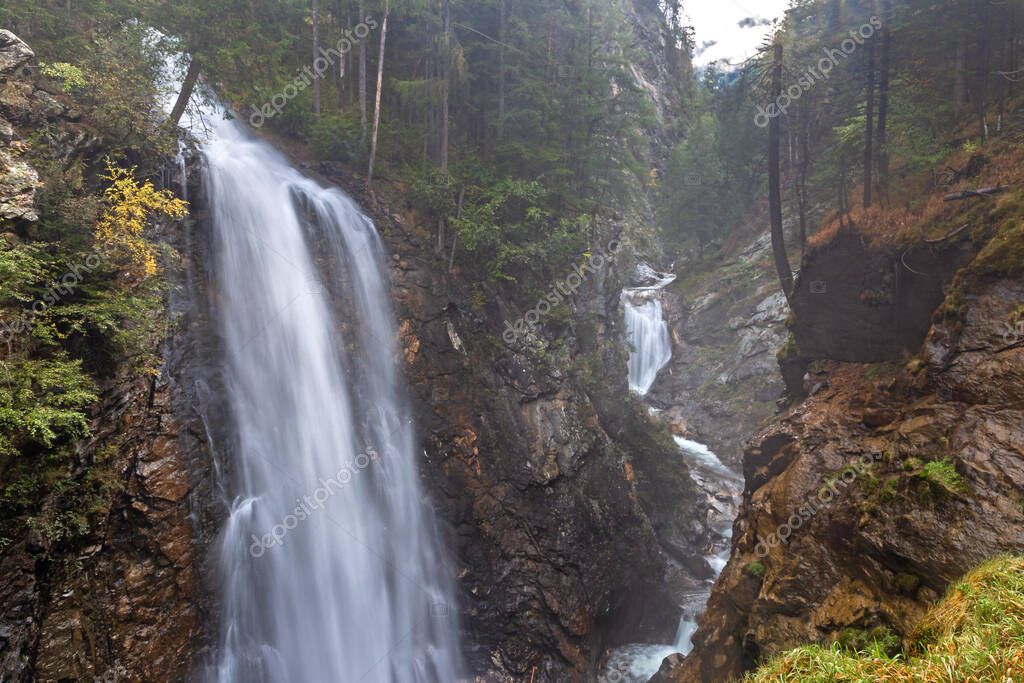 Cascada de Reinbach en el valle de Ahrntal, Tirol del Sur, Italia 2022