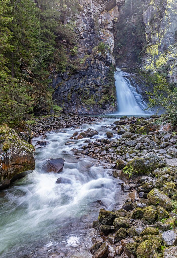 Cascada de Reinbach en el valle de Ahrntal, Tirol del Sur, Italia 2022