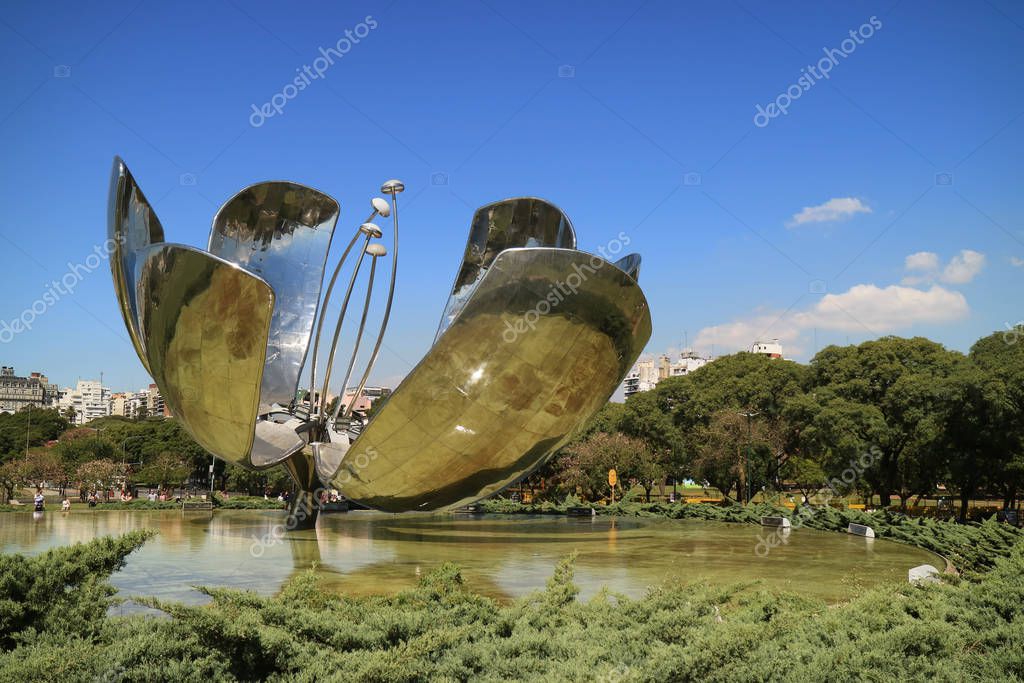 Floralis Generica, una escultura floral realizada en acero y aluminio ...