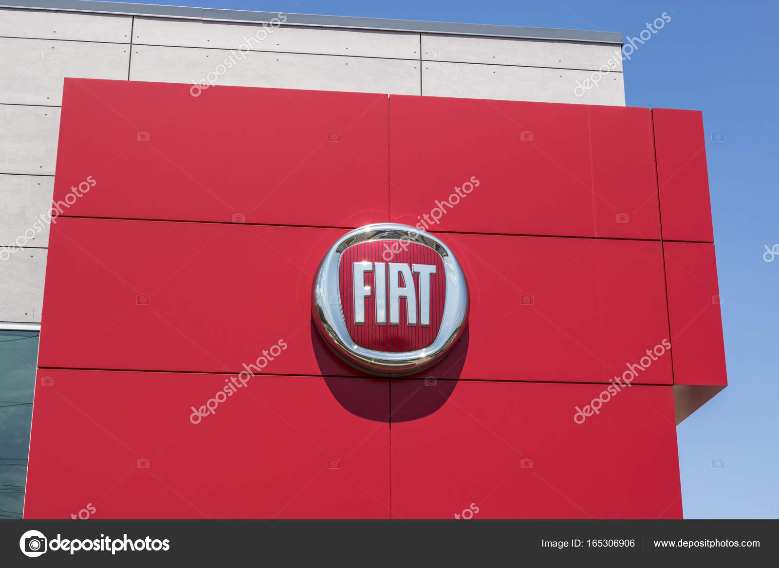 Indianapolis - Circa August 2017: Logo and signage of local Fiat ...