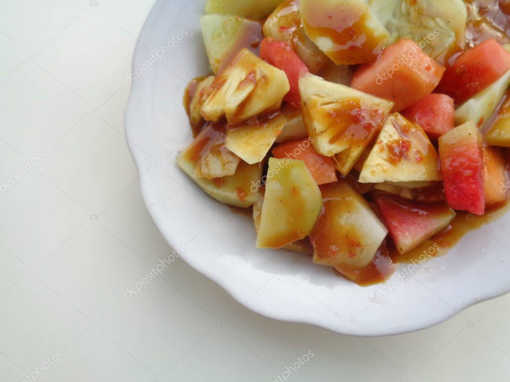 lotis buah o rujak (sudor, agrio, picante y fresco). fruta con pasta de chile picante. ensalada ...