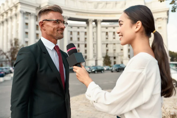 Animada Presentadora Con Micrófono Entrevistando Hombre Negocios