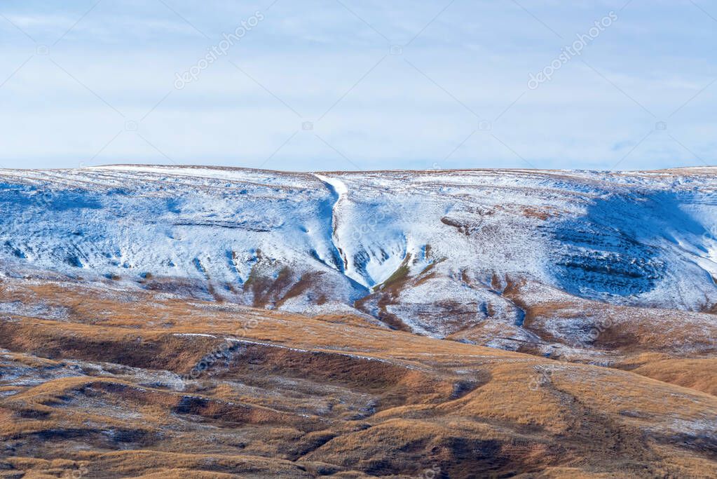 Paisaje con tierra seca y nieve en las montañas del Cáucaso Norte en ...