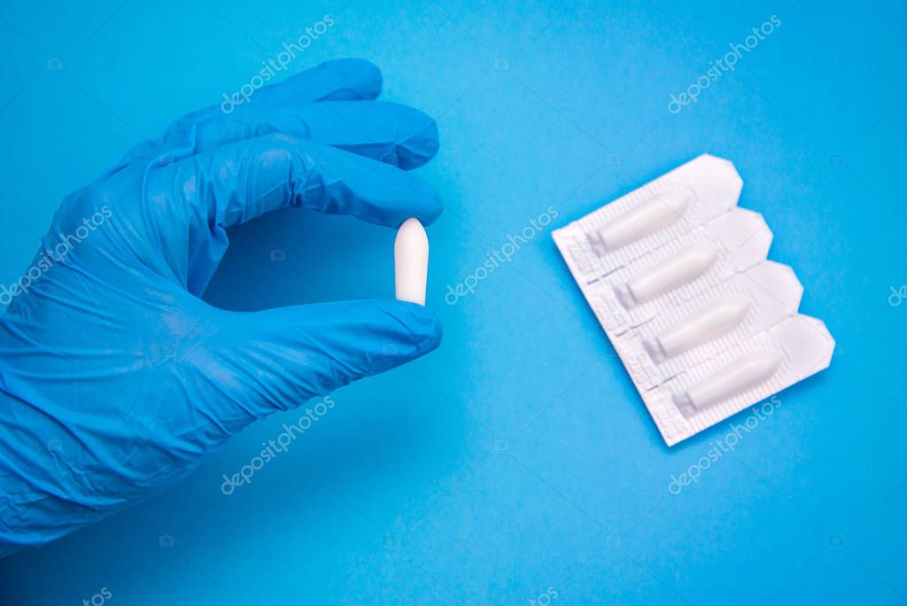 Supositorio Blanco Para Uso Anal O Vaginal En La Mano De Un Médico Que