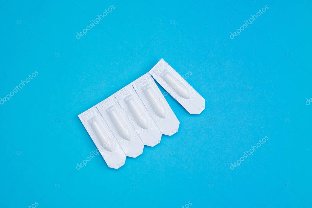 Supositorios Blancos Para Uso Anal O Vaginal Sobre Fondo Azul Velas