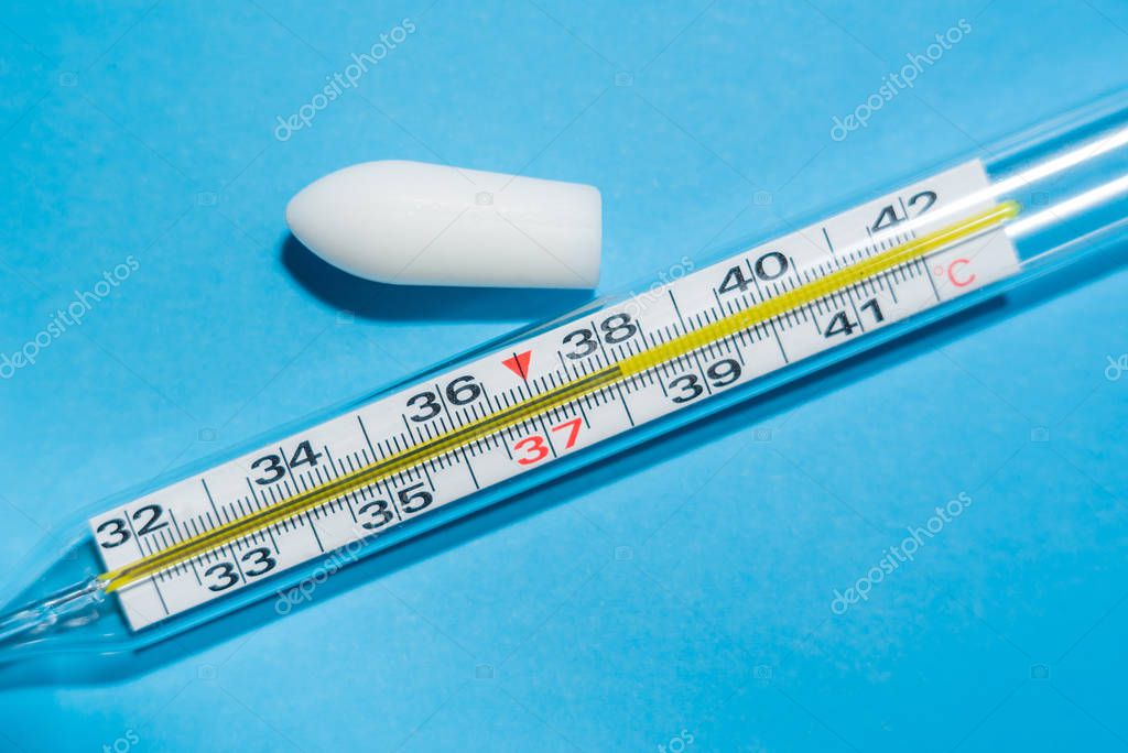 Supositorio Blanco Para Uso Anal O Vaginal Sobre Fondo Azul Y