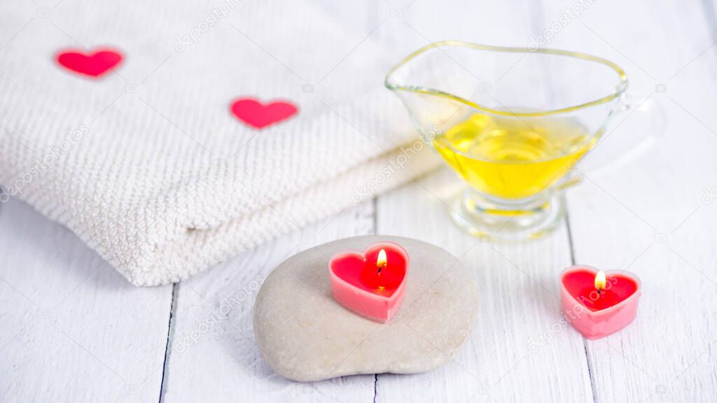 El concepto de un Spa el día de San Valentín. Velas rojas en forma de ...