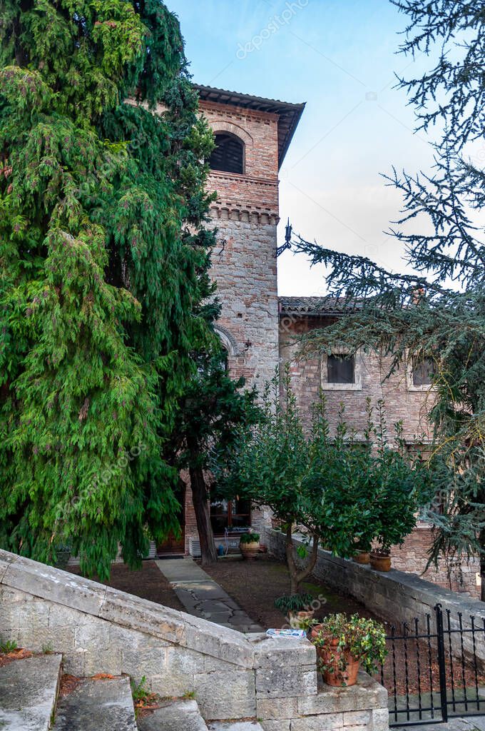 Todi en Umbría, Italia. Vista del antiguo pueblo lleno de edificios ...