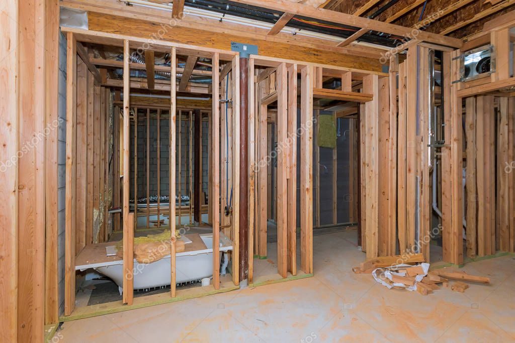 Cuarto de ba o que muestra trabajos de plomer a que conectan la instalaci n de tuber as con s ...