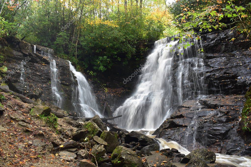 Soco Falls En el condado de Jackson, Carolina del Norte es una hermosa ...