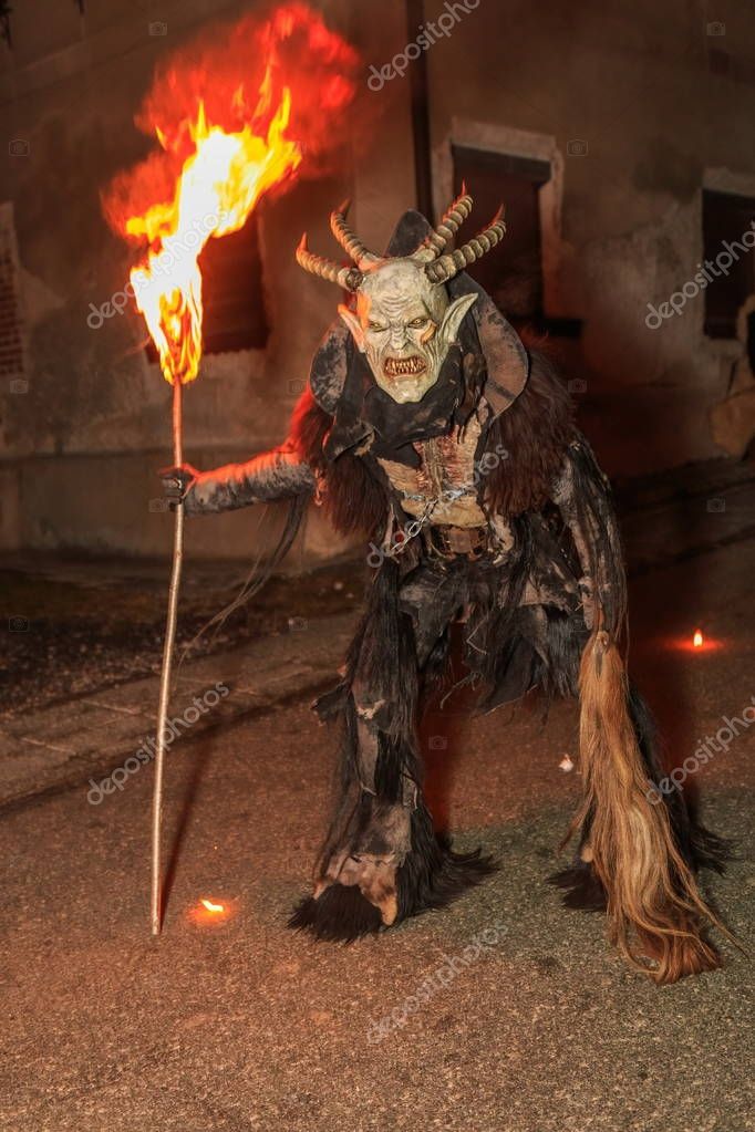 PODKOREN, ESLOVENIJA - 24 DE NOVIEMBRE DE 2017: Un hombre no ...