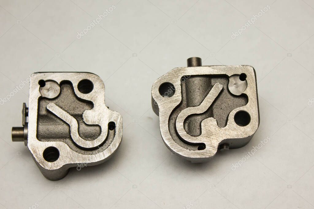 Tensor de correa de coche aislado sobre el fondo blanco. 2022