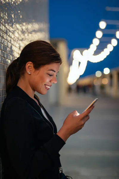 Mujer texteando fotos de stock, imágenes de Mujer texteando sin ...