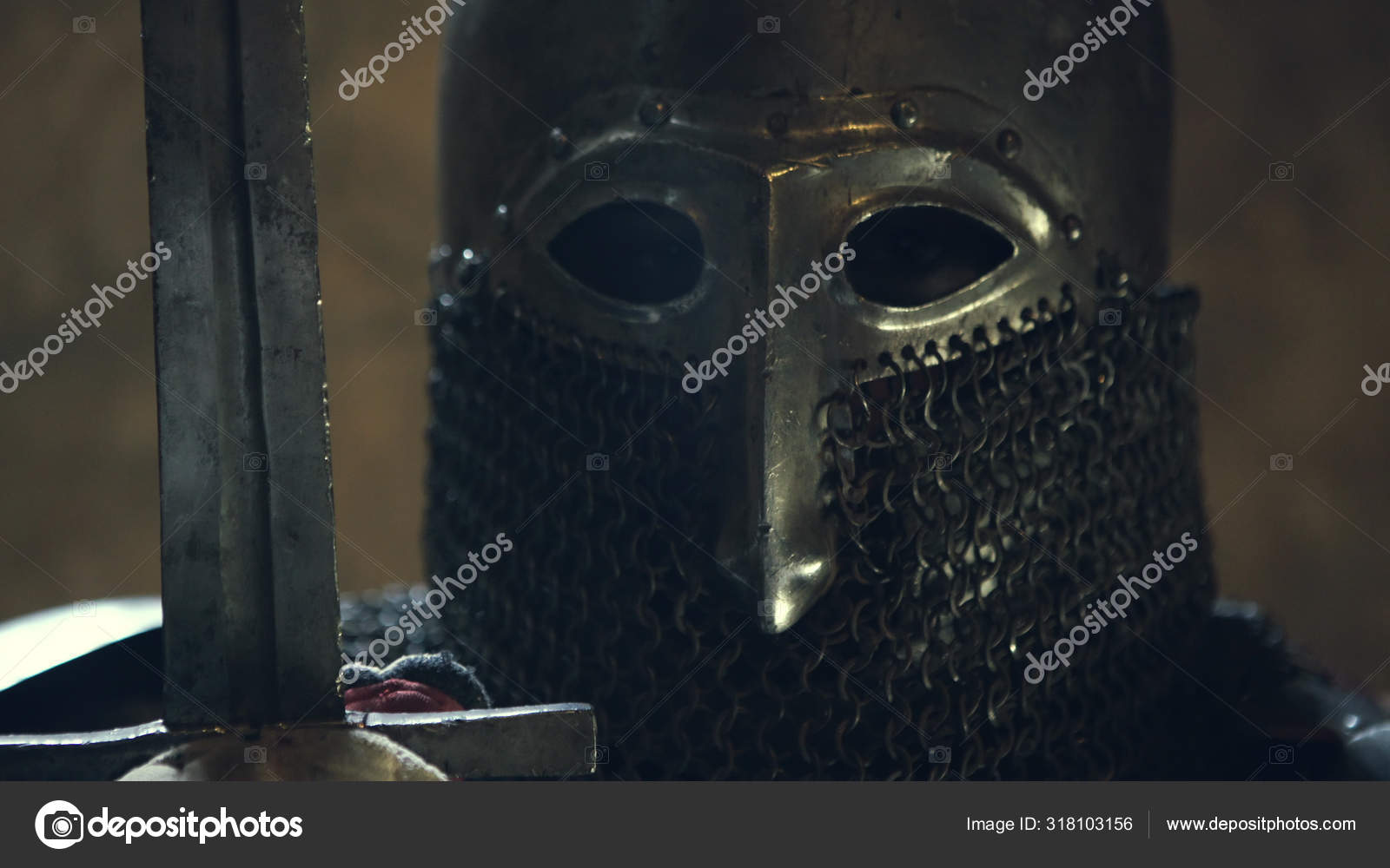 De cerca en la cara de caballero medieval cara y espada — Foto de stock ...
