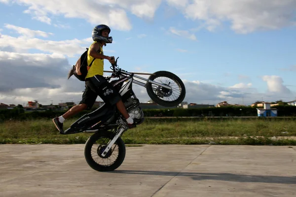 Caso wheelie fotos de stock, imágenes de Caso wheelie sin royalties ...