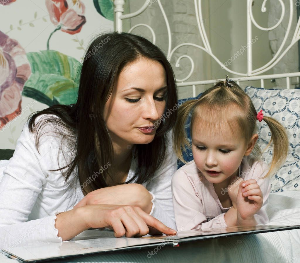 madre con hija juntos en la cama sonriendo, familia feliz de cerca ...