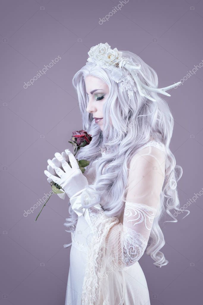 Joven princesa sosteniendo una rosa en sus manos 2023