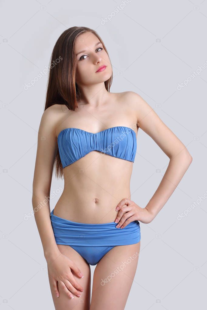 Genç Sevimli Kız Bikinili Poz — Stok Foto © Zhagunov 194894144