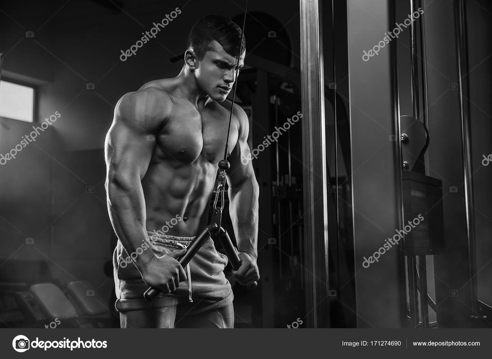 Attractive tall muscular bodybuilder doing heavy deadlifts in mo Stock ...