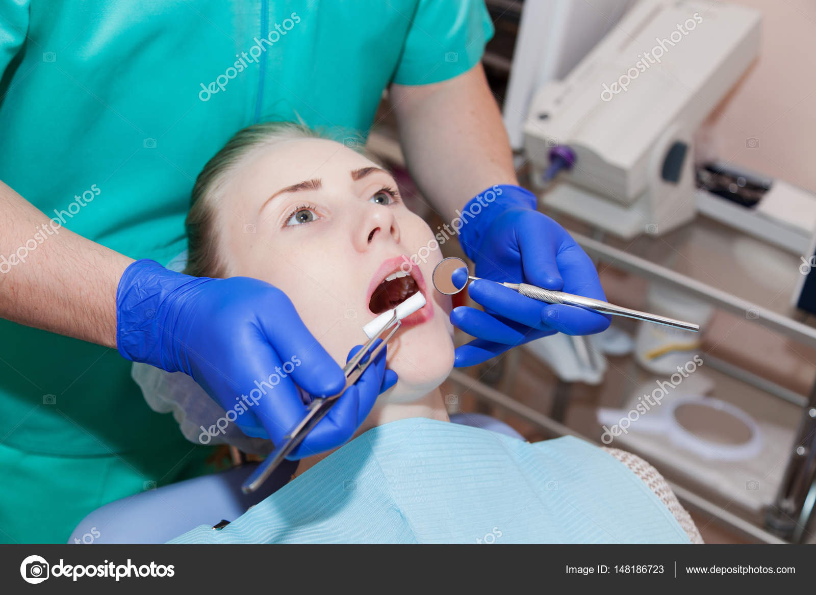 Dentist examining a patient's teeth — Stock Photo © v.nazarets #148186723