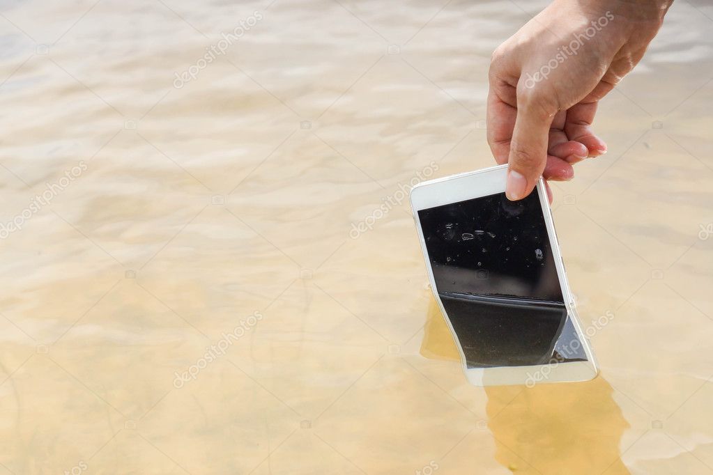 Hand holding a wet smartphone Stock Photo by ©weerapat 126316754