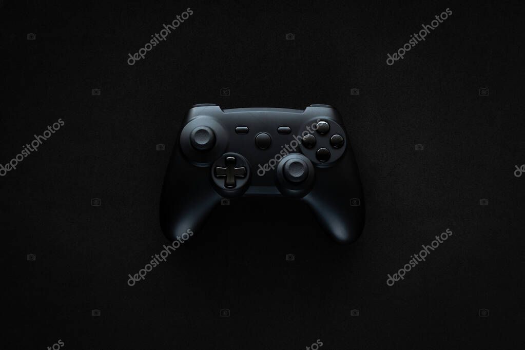 Foto en stock de un mando negro en medio de un fondo negro texturizado 2023