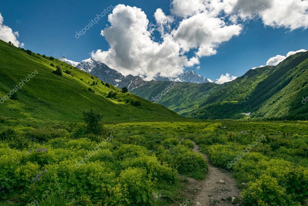 Paisaje montañoso del valle de Adishi durante la caminata de Mestia a ...