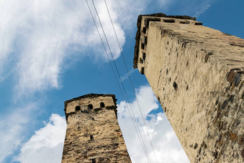 Detalle de las torres de piedra Ushguli en el Alto Svaneti clasificadas ...
