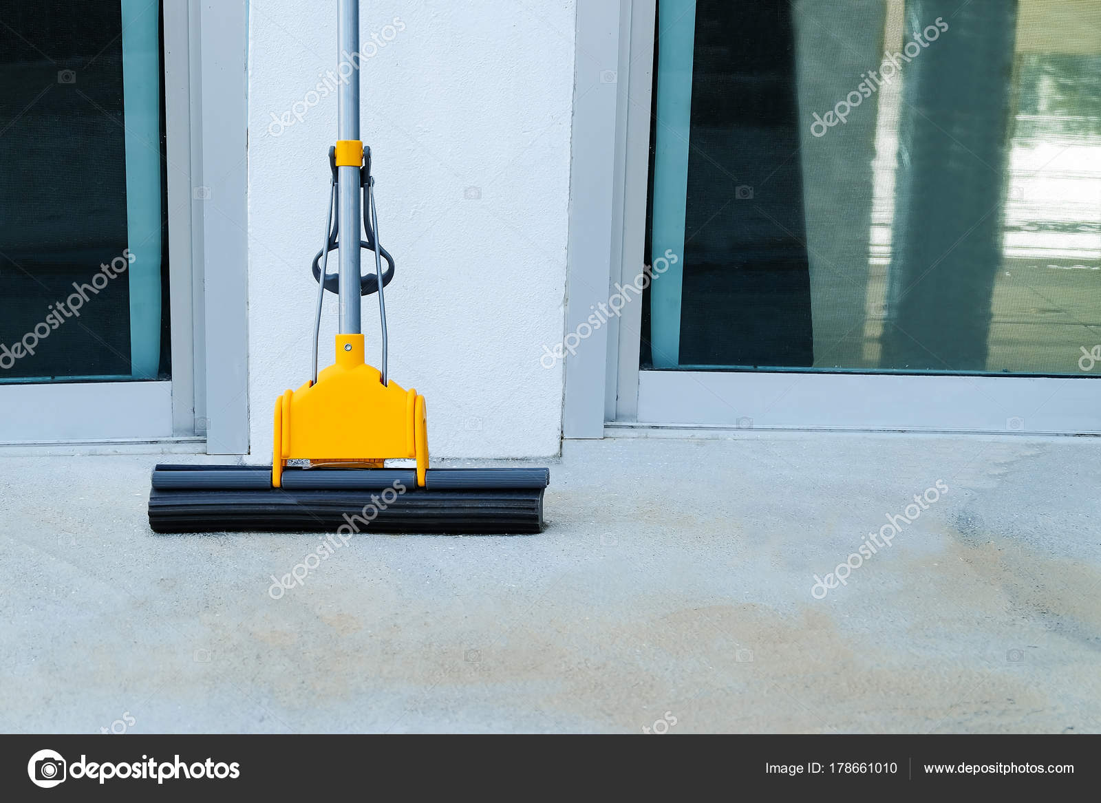 Mob Cleaning Floor Office Floor Cleaning — Stock Photo © amnarj20066 ...