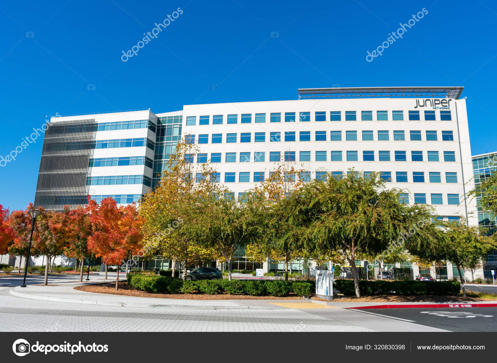 Juniper Networks modern headquarters facade in Silicon Valley — Stock ...