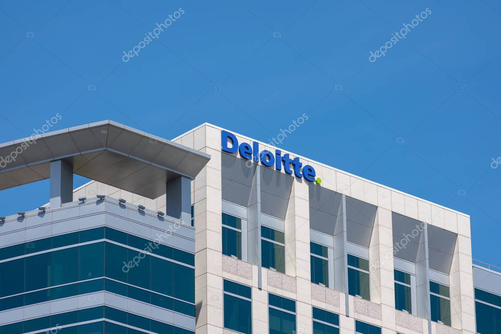 El cartel de Deloitte se ve en la oficina de la compañía en el centro ...