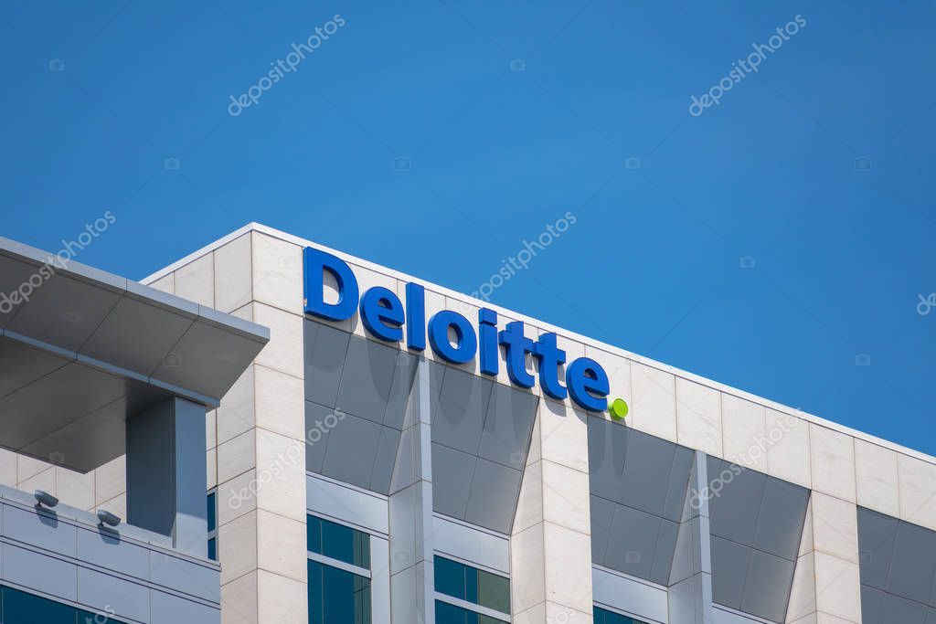 El cartel de Deloitte se ve en la oficina de la compañía en el centro ...
