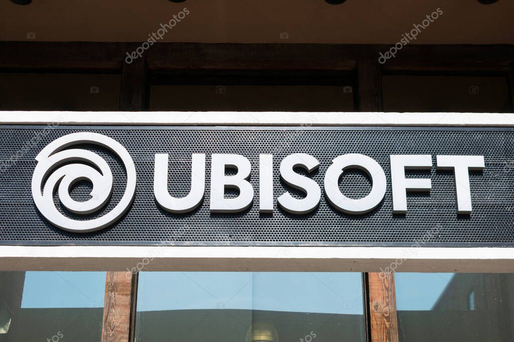 Logotipo de Ubisoft y signo encima de la entrada a la oficina de ...