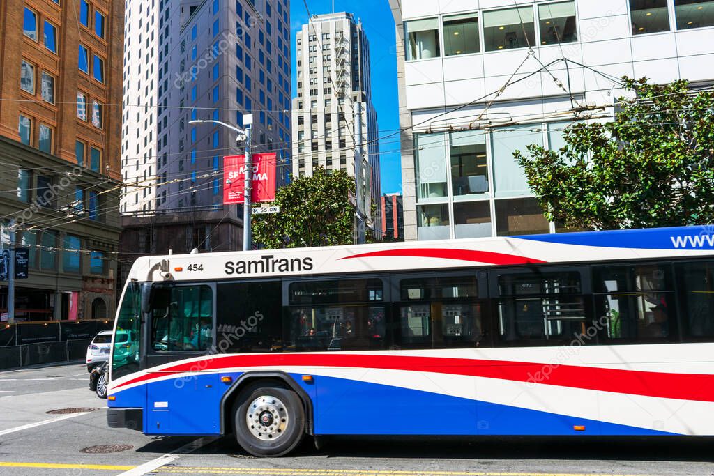 El autobús de SamTrans está conduciendo en la calle Misión en el centro ...