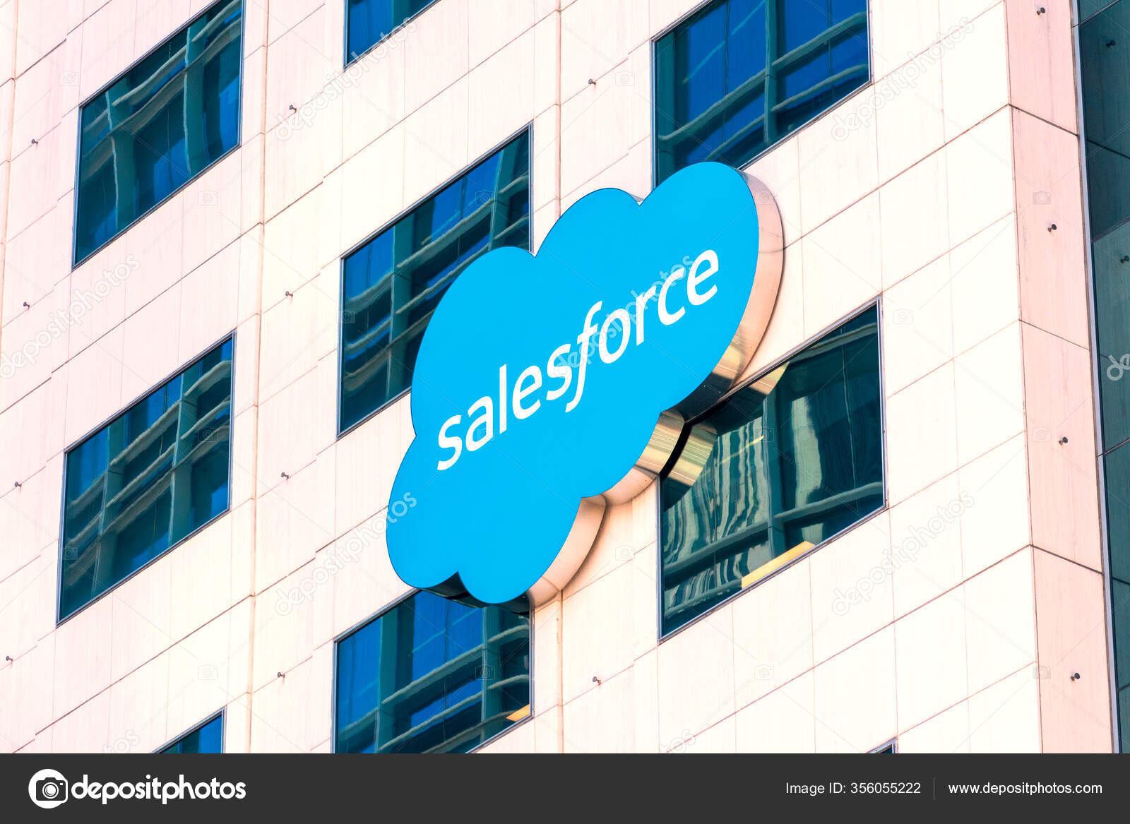 Logotipo Nube Salesforce Fachada Moderna Del Edificio Oficinas Sede ...