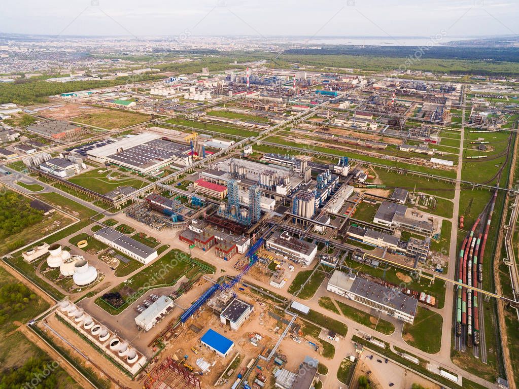 Una enorme refinería de petróleo con tuberías y destilación del ...