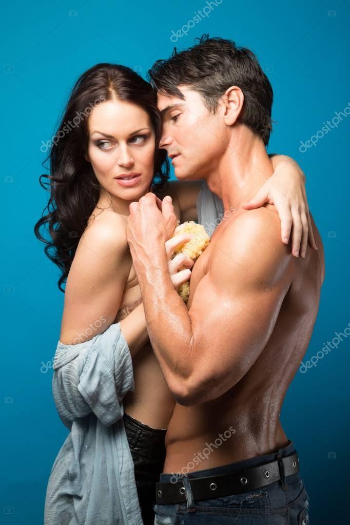 la atractiva pareja está en un abrazo 2024