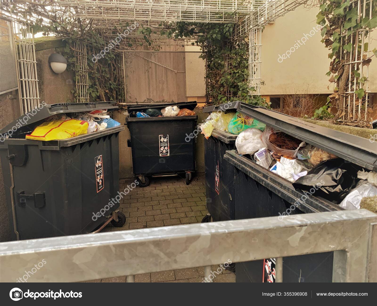 Basura Sin Clasificar Cubos Basura Desbordantes — Foto de stock ...