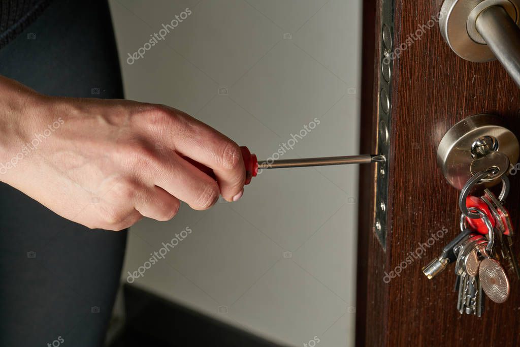 Primer plano de un cerrajero profesional instalando o reparando un ...