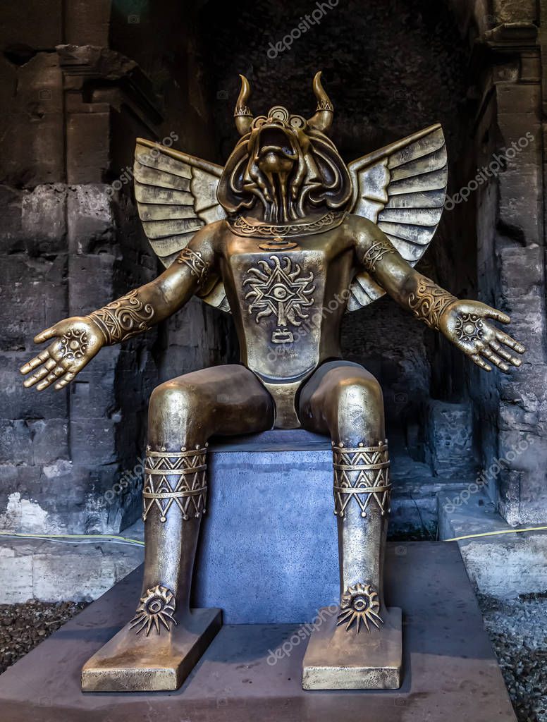 Roma Italia Diciembre 2019 Estatua Del Dios Pagano Moloch Moloc — Foto ...