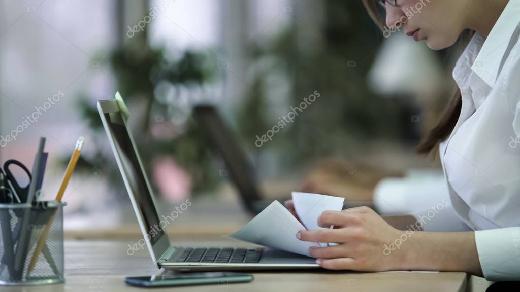 Mujer ocupada revisando documentos importantes, analizando y procesando ...