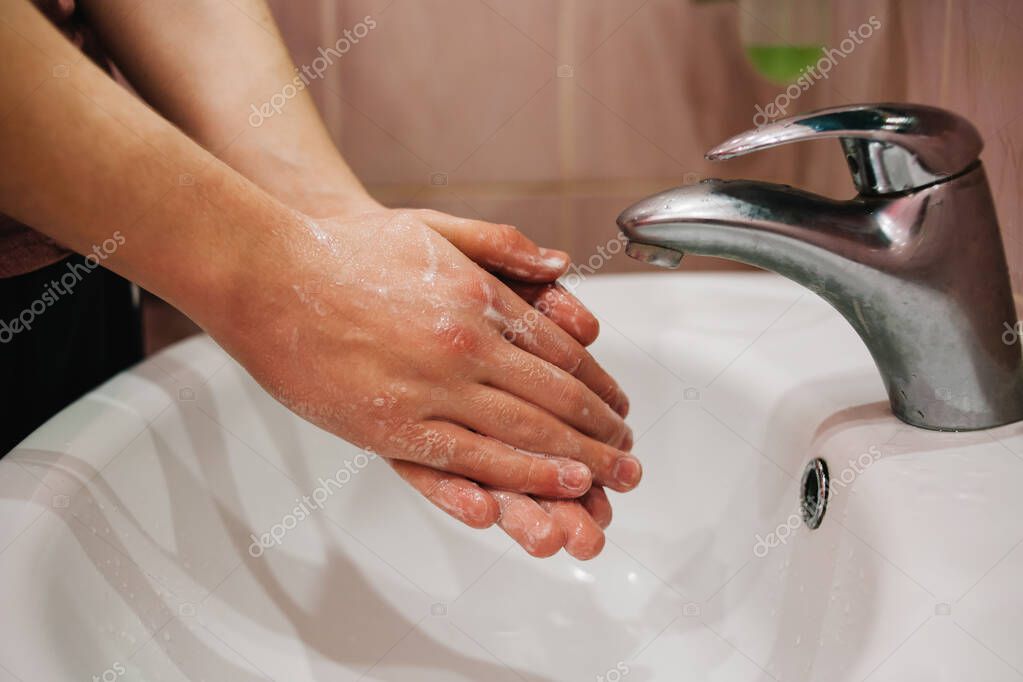 Lavarse las manos con agua tibia y jabón para prevenir la pandemia del ...