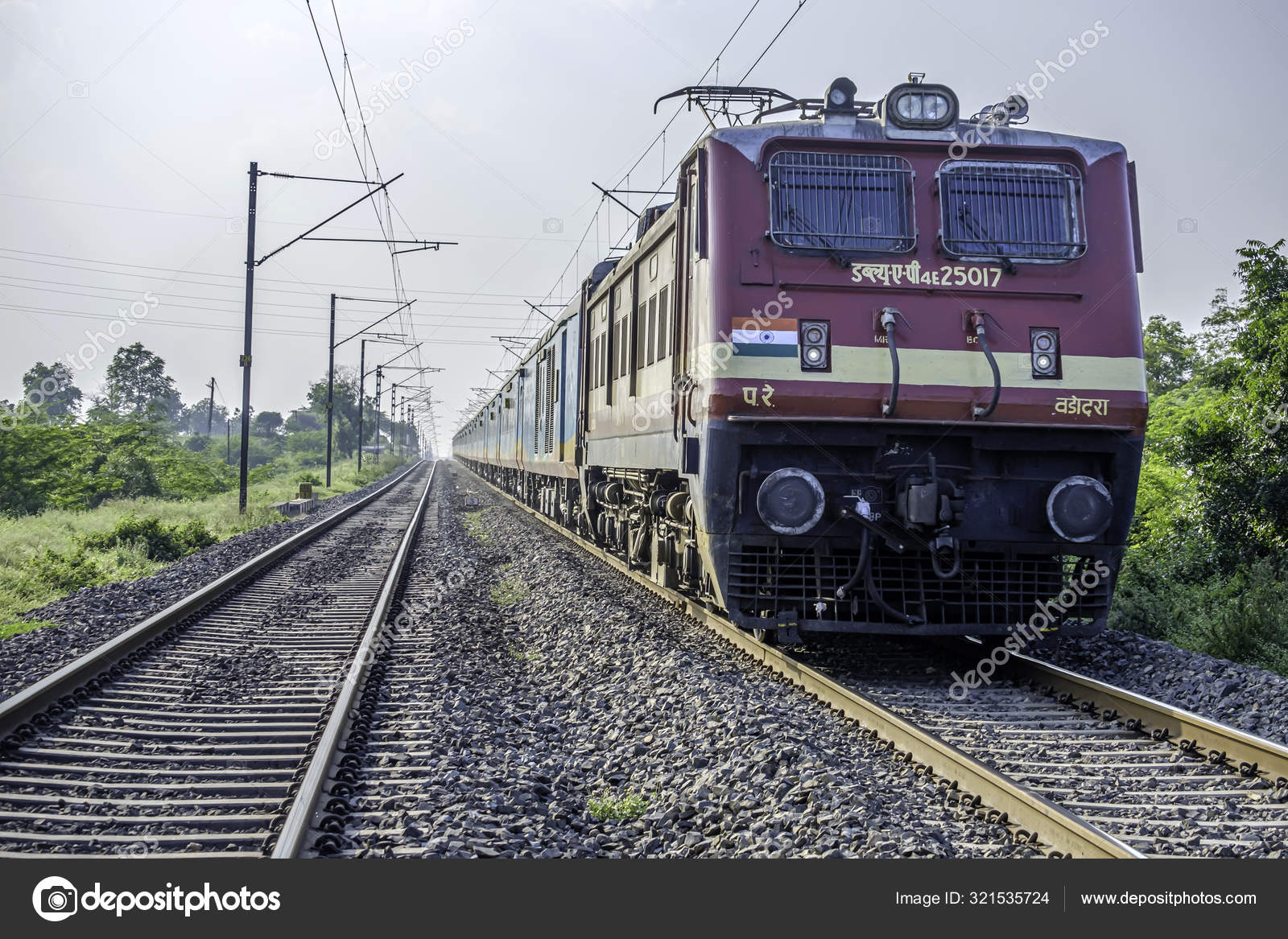 Passenger Train Countryside Pune India — Stock Editorial Photo © dihuk ...